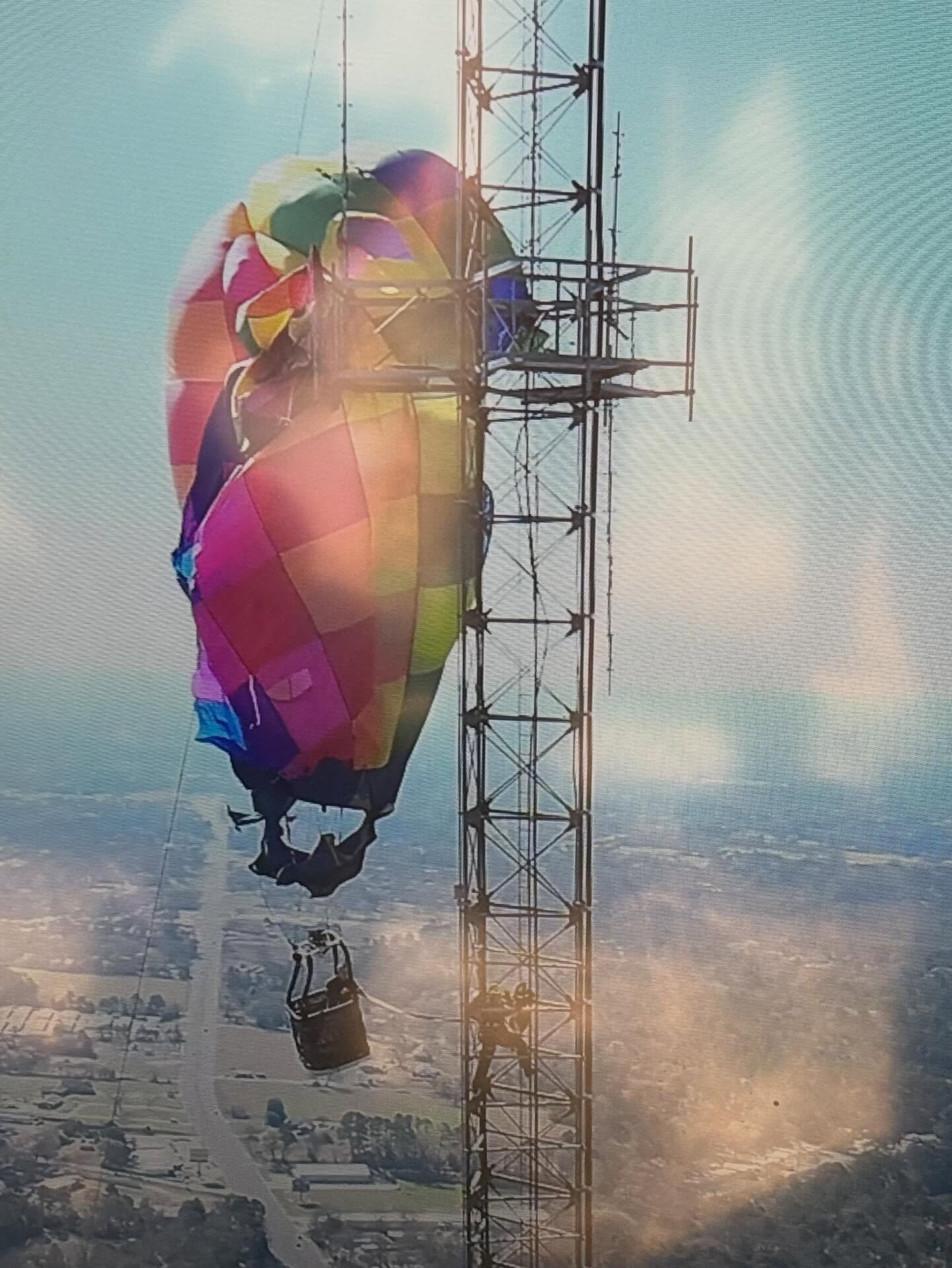2 People Saved From Mid-Air After Hot Air Balloon Rams into Cell Phone ...