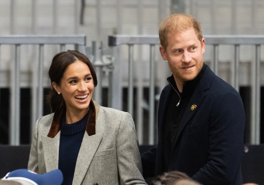 Meghan Markle Stuns Flight Attendant With Handwritten Note