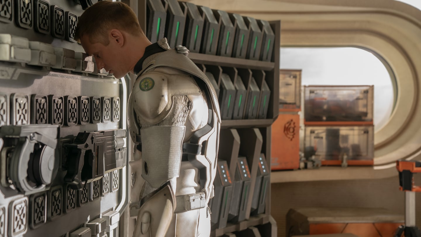 ‘Murderbot’ Review: Alexander Skarsgård’s Killer Robot Just Wants to ...