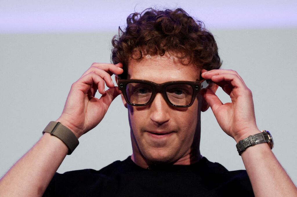 Zuckerberg Humiliated on Stage After AI-Powered Smart Glasses Keep ...
