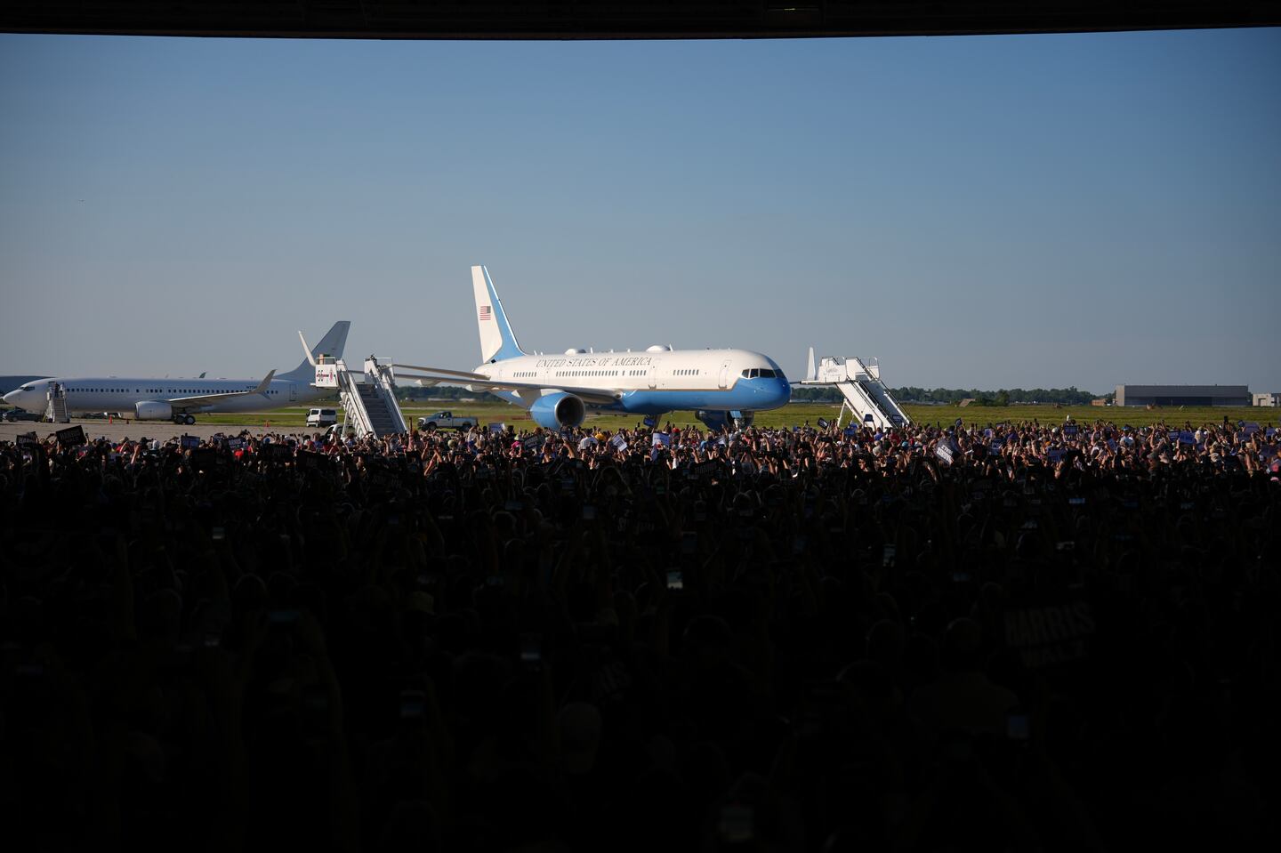 Photographer Andrew Harnik Shoots Down Trump’s Kamala Harris Plane ...
