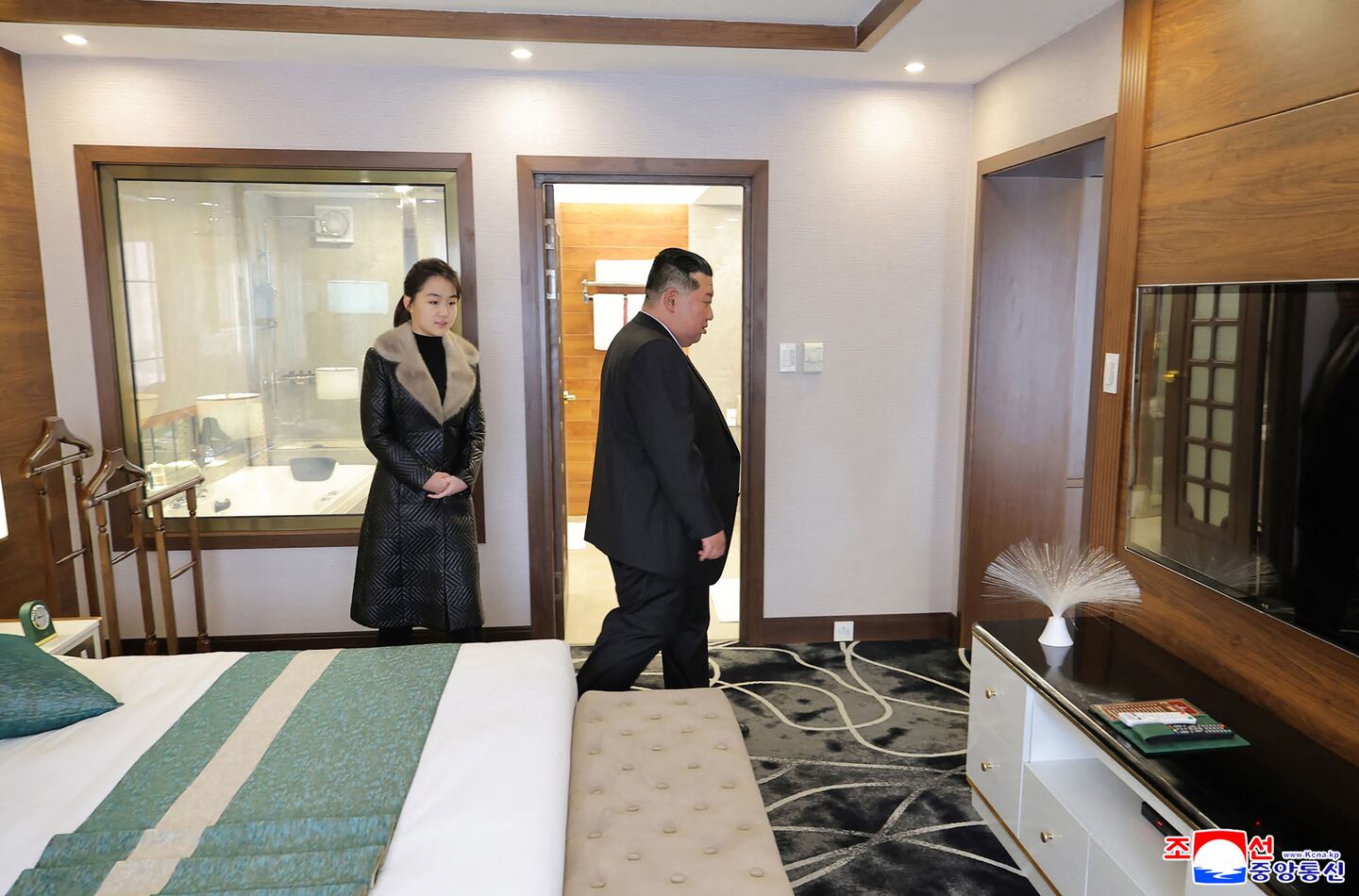 Kim Jong Un Inspects Beds at New Mountain Resort with his Daughter in ...