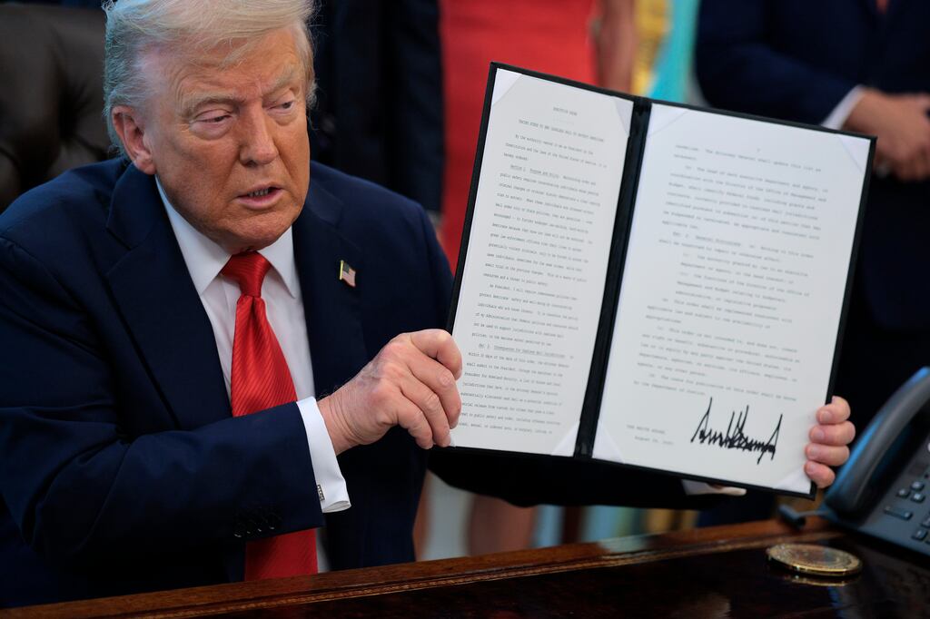 Veteran Jay Carey Arrested After Burning a Flag at the White House to ...