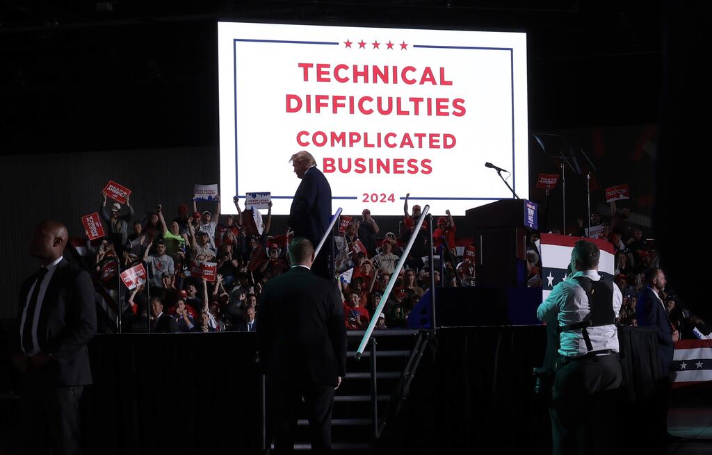 Trump Wanders Rally Stage in Silence After Microphone Fail