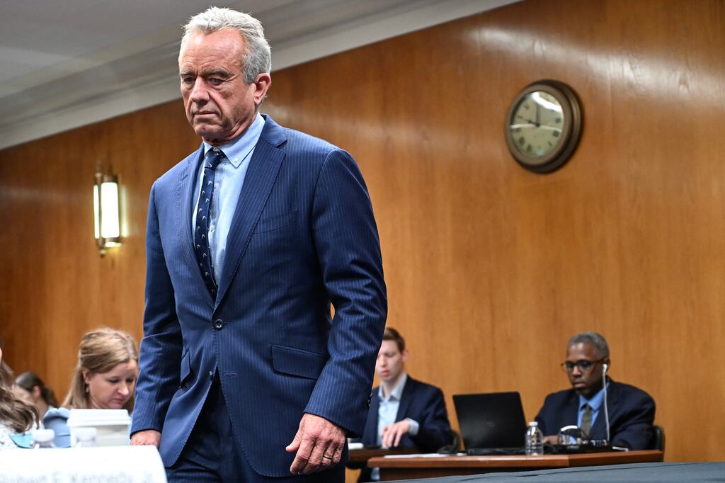 GOP Senator Forced to Step in After RFK Jr. Loses His Cool in Senate ...