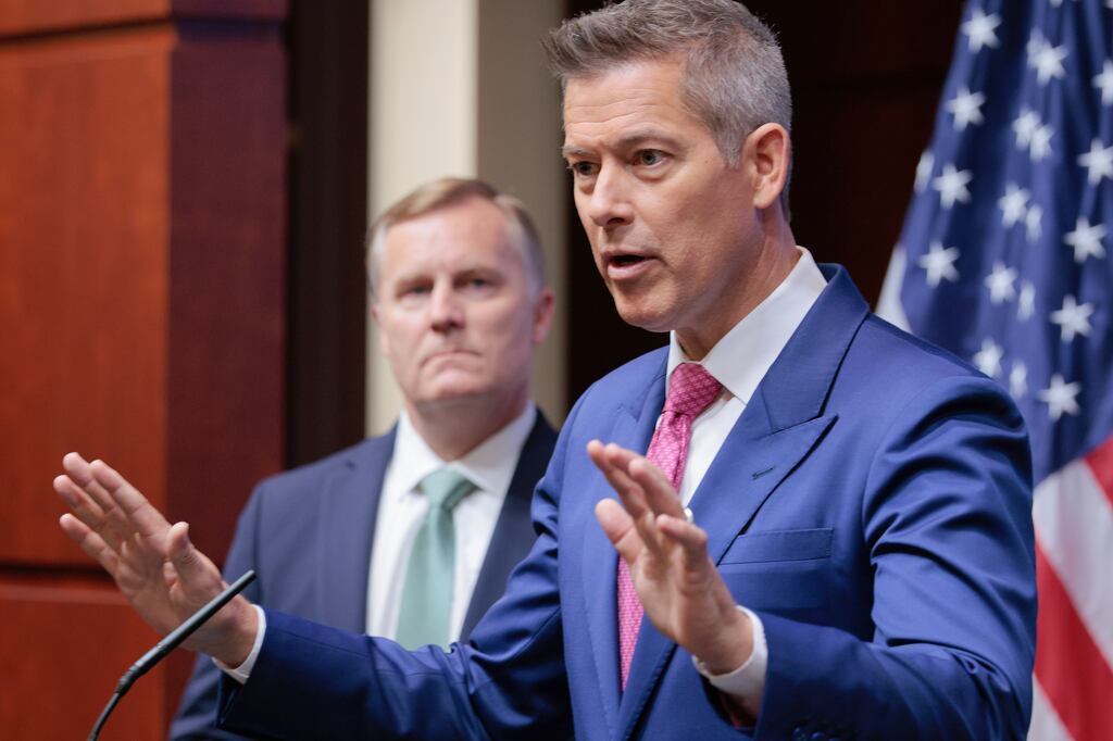 Air Traffic Controller Warns Major Airport Unsafe for Travel: ‘Avoid ...