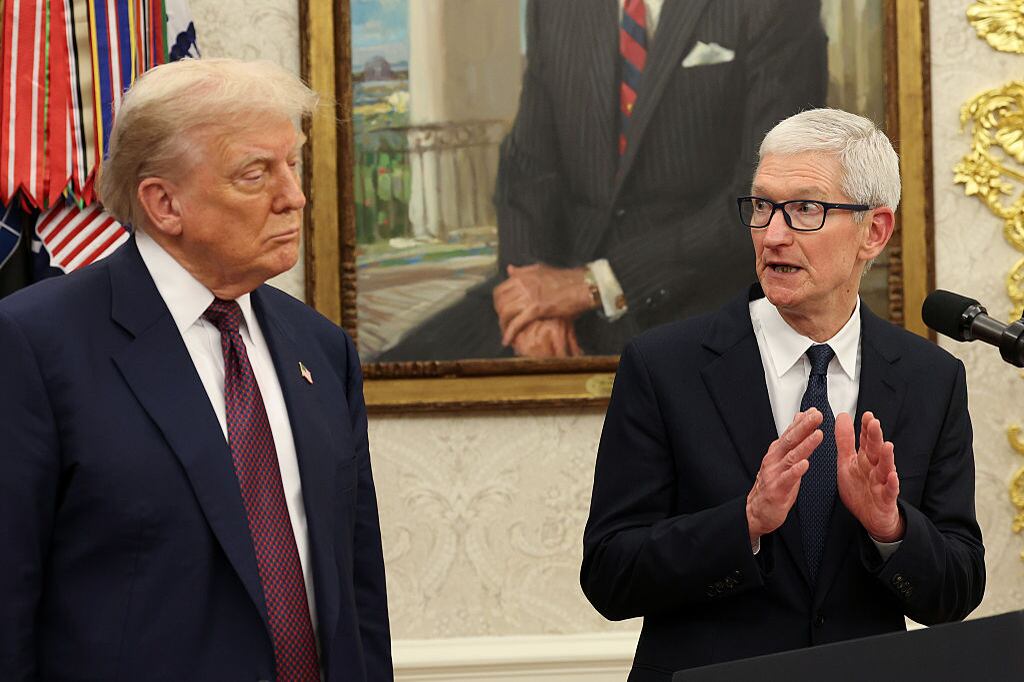 Billionaire Apple CEO Tim Cook Sucks Up to Trump With Tacky Gold Gift