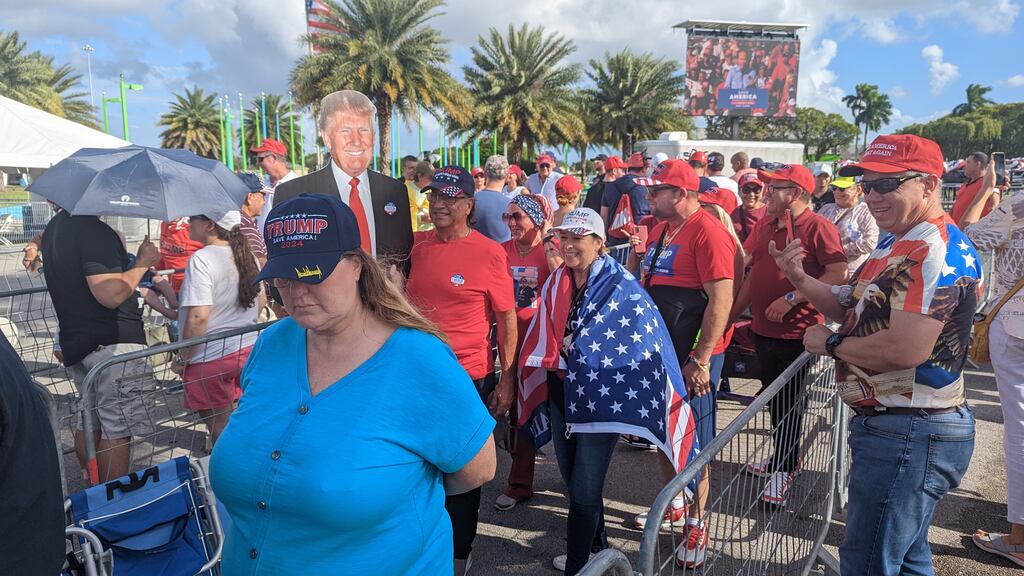 Donald Trump Surprises With Ron DeSantis Line at Midterm Election Rally ...