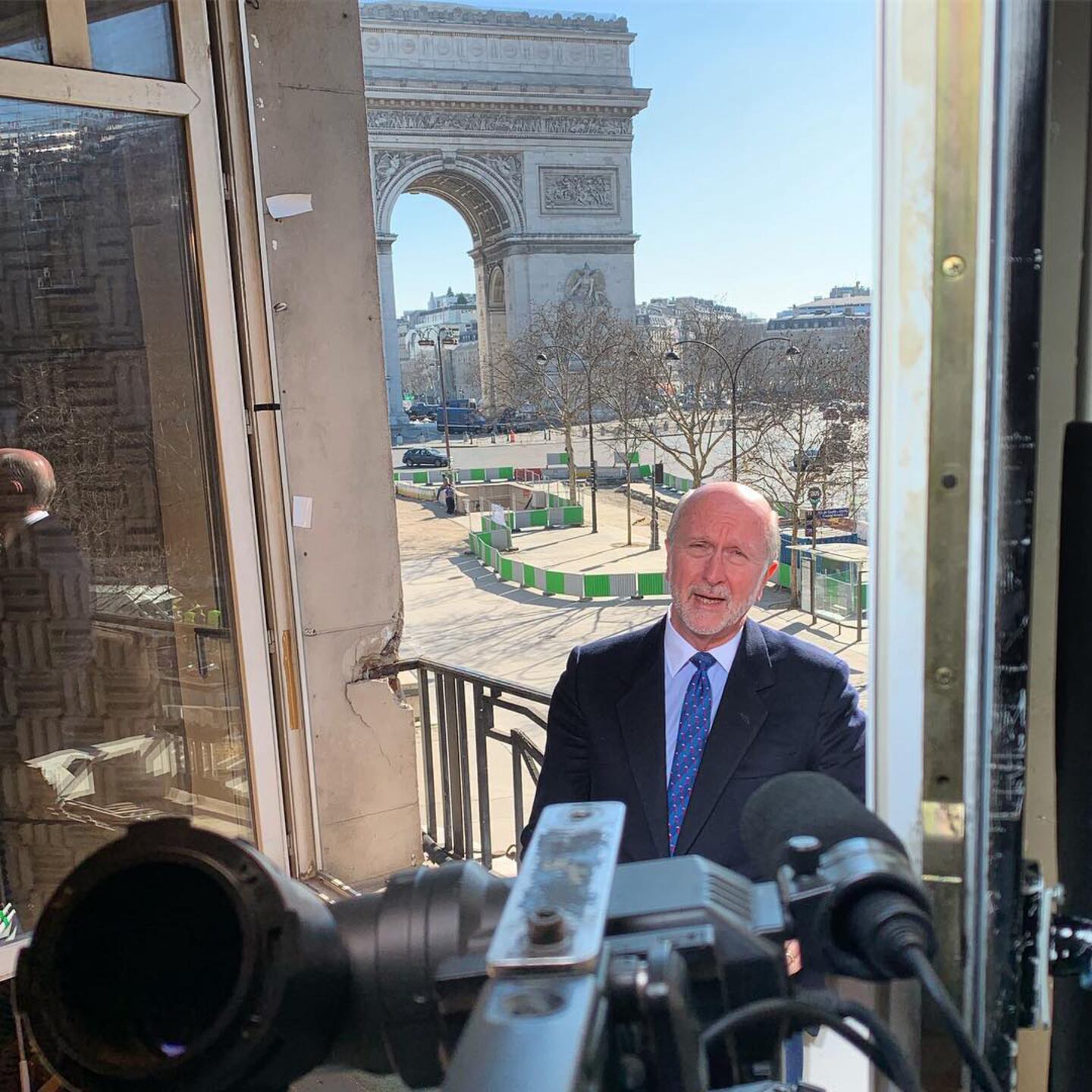 Legendary Foreign Correspondent Chris Dickey Dies in Paris