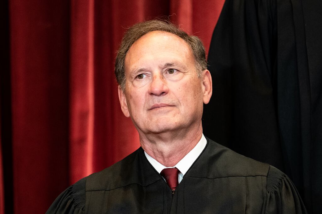 Trump Backs Alito as He Tries to Drive Wedge in Divided SCOTUS