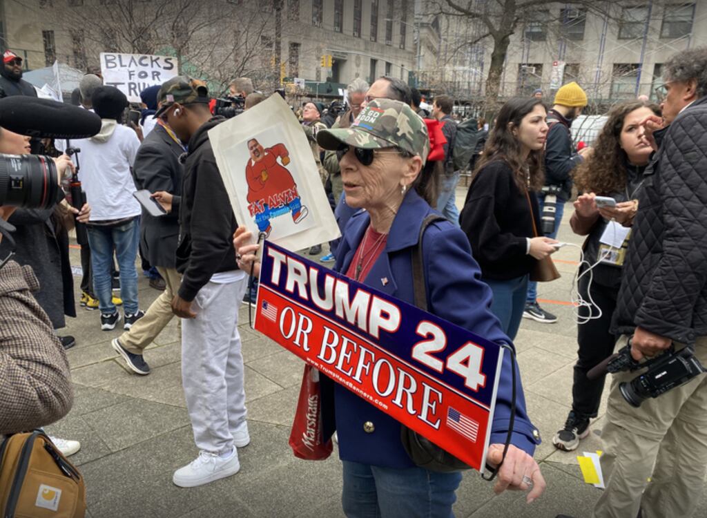 Protesters Turn Donald Trump’s Manhattan Arraignment Into an Absolute ...