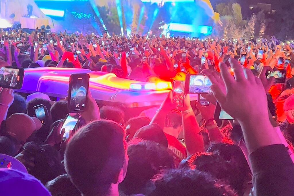 Deadly Astroworld Crush During Travis Scott, Drake Set Was Like ...