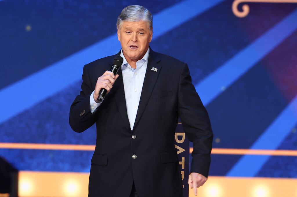 Megyn Kelly Goes Nuclear on Fox News Star Sean Hannity in Raging MAGA ...