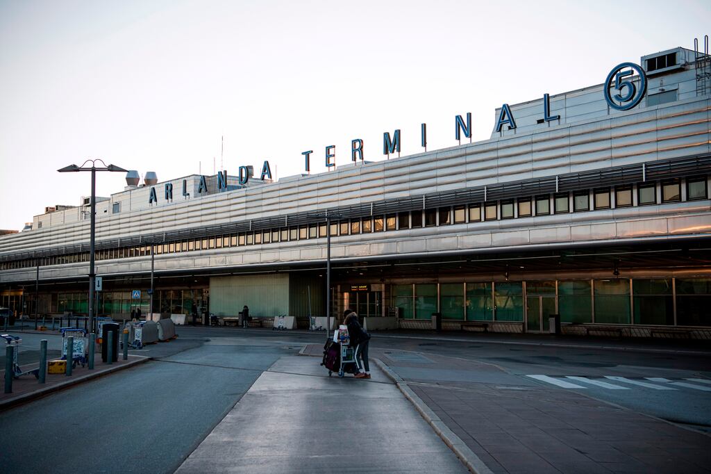 ‘Drunk’ Female Delta Pilot Hauled Off Plane at Last Minute