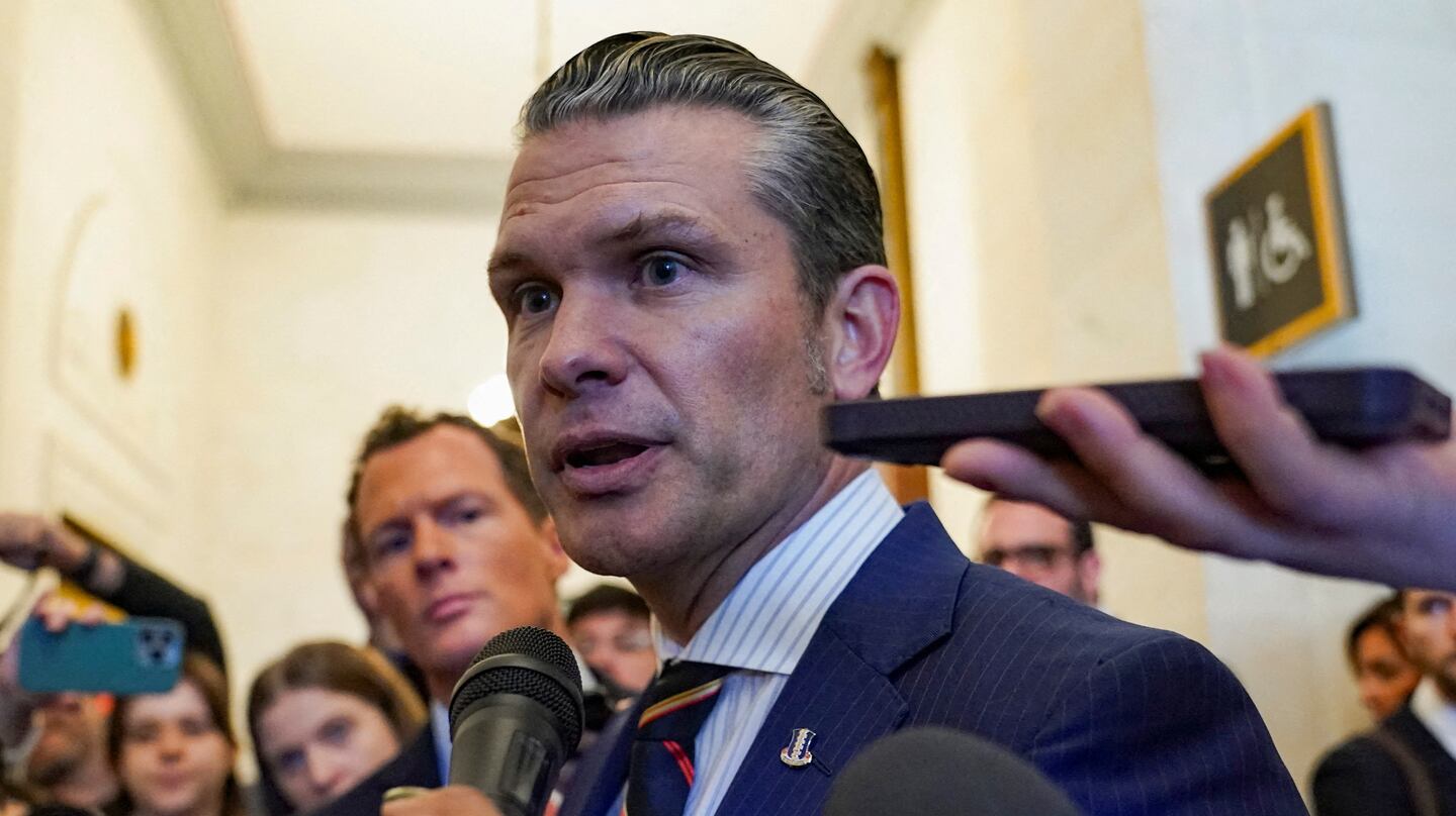 Duckworth Knocks Hegseth’s Military Record: ‘Pretty Low Ranking’