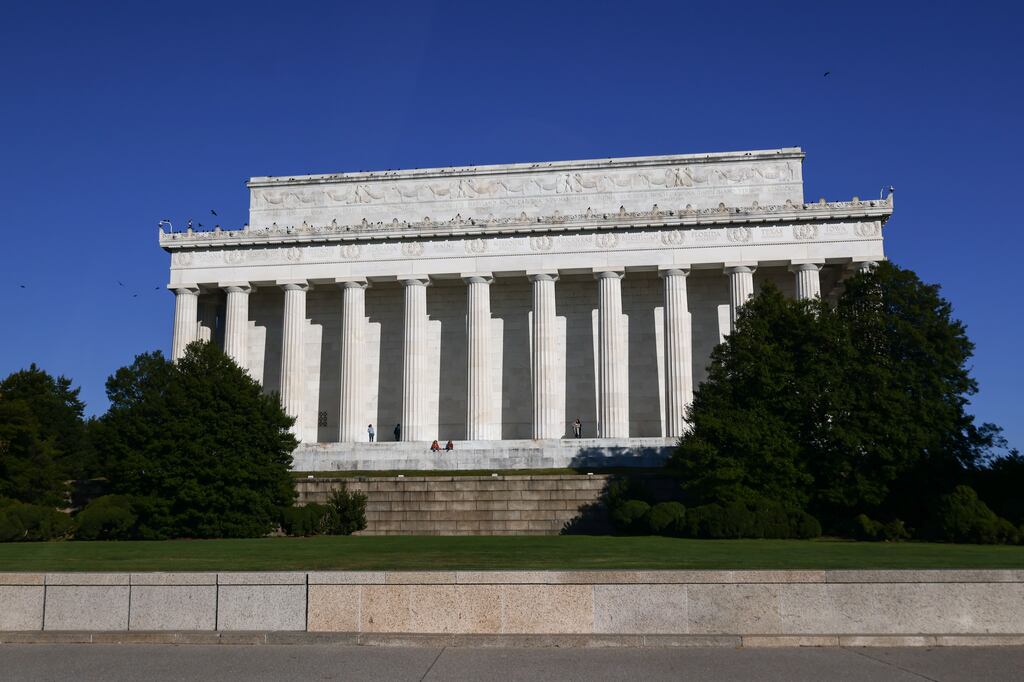 Trump Floats New Vanity Project by Lincoln Memorial