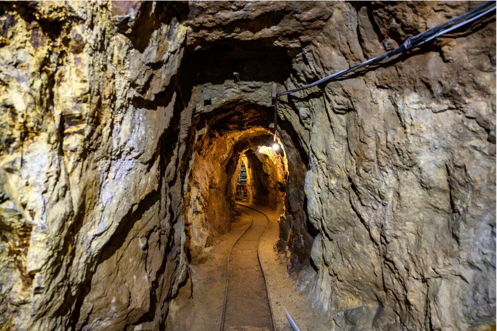Colorado Mine Tour Gone Wrong Strands 12 People 1,000 Feet Underground