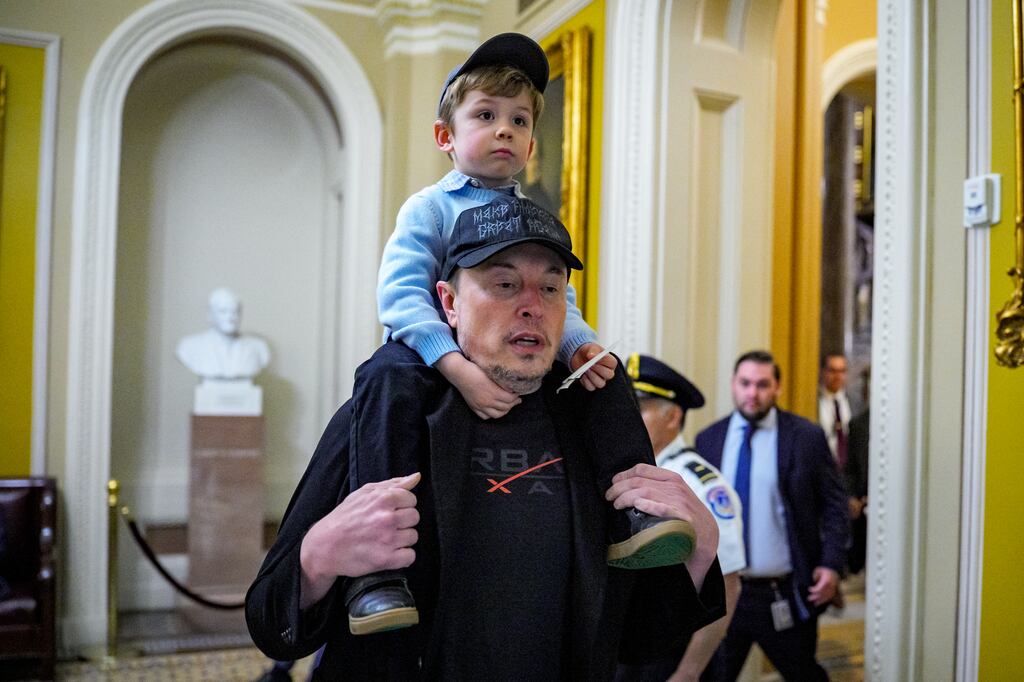 Musk Gives Crazy Explanation for Sporting Black Eye in Oval Office with ...