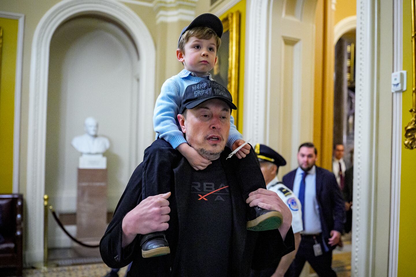 Musk Gives Crazy Explanation for Sporting Black Eye in Oval Office with ...