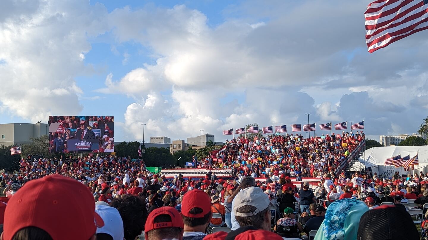 Donald Trump Surprises With Ron DeSantis Line at Midterm Election Rally ...